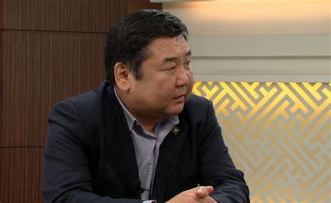 Д Ганбат гишүүн Монголоороо “баярхлаа”