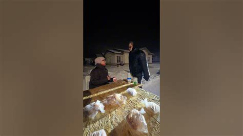 Внучка заставляет бабушку работать на морозе 🥶👵🏻🏪 Youtube