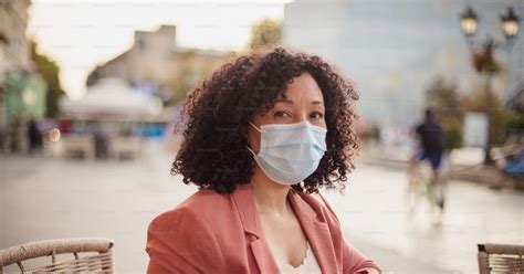 야외 카페에서 얼굴 보호 마스크를 쓴 여자 카페에 앉아 있는 보호용 안면 마스크를 쓴 여자 사진 Unsplash의 커피잔 이미지