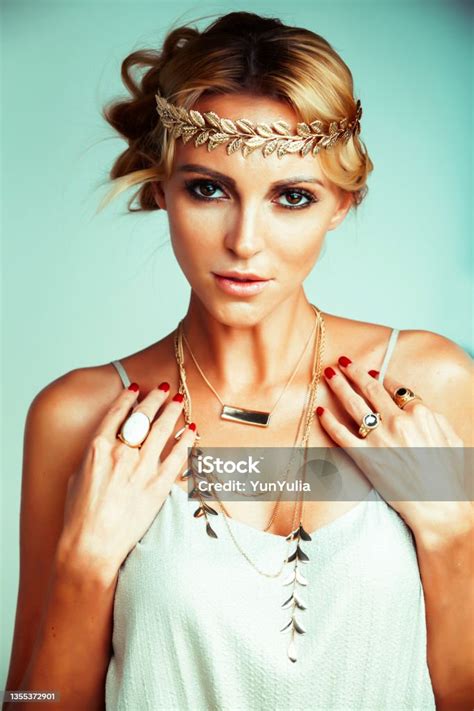 젊은 금발여자 처럼 입고 고대 그리스 신들 골드 보석 닫기 고립 된 아름 다운 소녀 손 손질 빨간 손톱 경외감에 대한 스톡 사진 및 기타 이미지 Istock