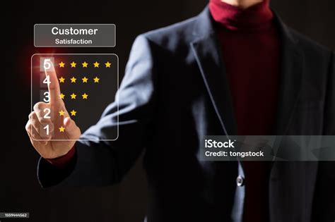 고객 만족 개념 긍정적인 감정 행복한 미소 얼굴 아이콘과 복사 공간 피드백 설문 조사 표준 품질이 있는 별 다섯 개를 만지는 손 사용자는 서비스 경험에 등급을 부여합니다