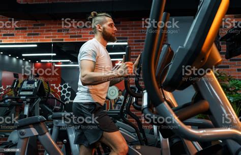 체육관에서 러닝머신에서 유산소 운동을 하는 젊은 여성 20 24세에 대한 스톡 사진 및 기타 이미지 20 24세 강사 건강한 생활방식 Istock