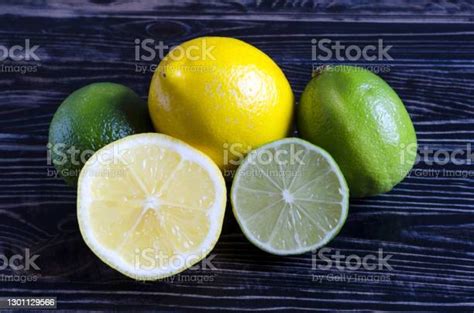 신선한 녹색 라임 나무 배경 라임에 노란색 레몬과 클로즈업 섹션에서 레몬 0명에 대한 스톡 사진 및 기타 이미지 0명 감귤류 과일 과일 Istock