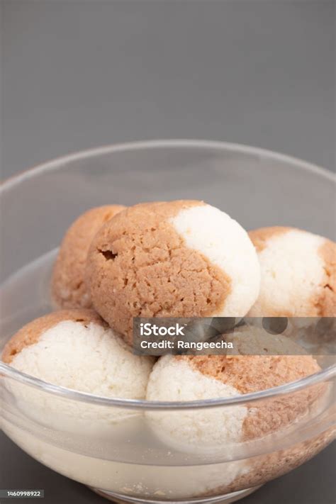 인도 미타이 초콜릿 라스굴라는 초코 굴라 라사골라 로스골라 로쇼골라 로소골라 라스바리 또는 라스바리라고도 하며 체나 설탕 시럽 체나 파니르 파니르로 만든 공 모양의