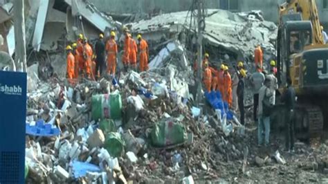 यूपी लखनऊ में तीन मंजिला इमारत ढहने से 8 लोगों की मौत दर्जनों घायल