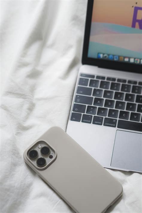 침대 위의 휴대폰과 노트북 사진 Unsplash의 무료 전자공학 이미지