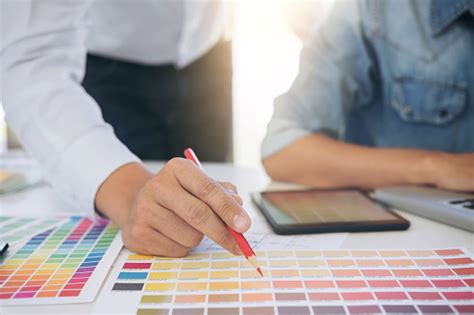 2 인테리어 디자인 또는 아키텍처 선택 혁신 및 기술 개념에 대 한 작업 도구와 색상 견본 컬러 차트 색상 샘플 드로잉의