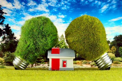 잔디와 미니어처 하우스가 있는 녹색 에코 전구 재생 가능 에너지 개념입니다 전기 가격 가정의 에너지 절약 0명에 대한 스톡 사진 및 기타 이미지 Istock