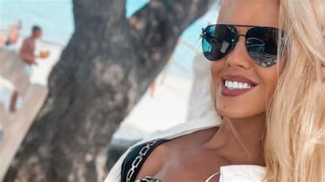 Бременна ли Натали Трифонова показа корем на плажа снимка Новини Woman Bg