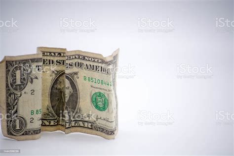흰색 배경에 미국 달러와 영국 파운드와 유로 세계 경제 위기 복사 공간 0명에 대한 스톡 사진 및 기타 이미지 0명 금융 미국 지폐 통화 Istock