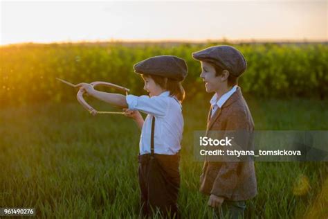 활과 화살을가지고 노는 어린이의 초상화 양궁 대상에서 활을 쏘고 개념에 대한 스톡 사진 및 기타 이미지 개념 겨냥 경기 스포츠 Istock
