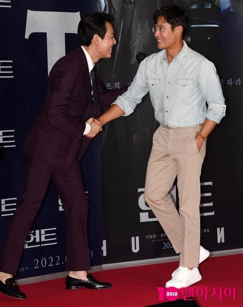Ten 포토 이병헌 이정재 감독 데뷔 축하해 텐아시아