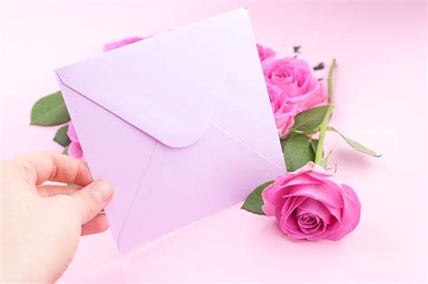 핑크 배경 및 텍스트에 대 한 편지에 꽃잎 핑크 장미 꽃다발 서 프 라이즈의 개념에서 연인 일과 어머니의 날 플랫이 하다 공간에 복사 합니다 2월에 대한 스톡 사진 및 기타