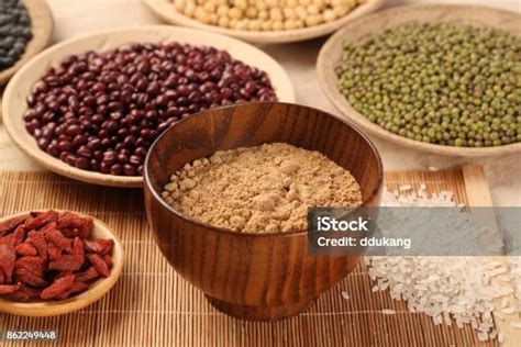 건강 한 먹는입니다 검은 쌀 쌀 기장 콩 구 기 그리고 갈기 건강 식품 밀가루의 일부 종류 들 그것은 중국 그리고 명명 된 Wugufen에서 인기 있는 음식입니다 0명에