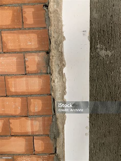 붉은 벽돌 질감입니다 큰 붉은 벽돌 벽 자연 결함 스크래치 균열 틈새 칩 먼지 거칠기와 유럽 벽돌 시멘트 콘크리트 벽과 오래 된 석고 0명에 대한 스톡 사진 및 기타 이미지