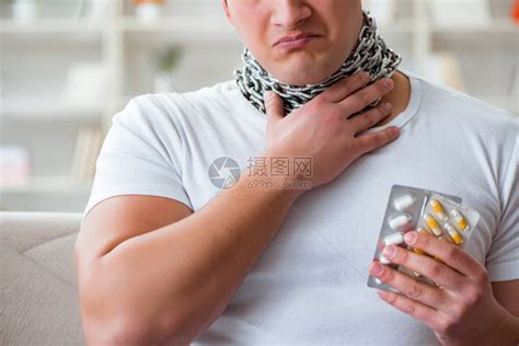 年轻人喉咙痛高清图片下载 正版图片503558998 摄图网