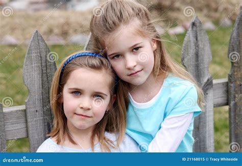 Deux Belles Petites Filles Blondes Image Stock Image Du Mignon Enfants