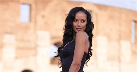 미국 女 래퍼 노팬티로 무대 올라 여성용품 노출