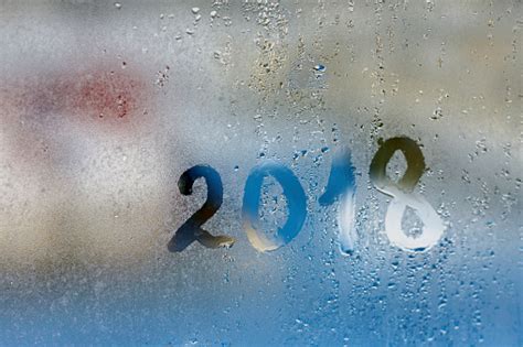 손 유리에 올해의 숫자와 물 방울을 그립니다 결로 및 창 필드의 얕은 깊이에 빗방울이 0명에 대한 스톡 사진 및 기타 이미지 0명 가을 기포 Istock