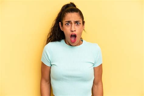 Lair Choqué En Colère Agacé Ou Déçu Bouche Bée Et Furieux Photo