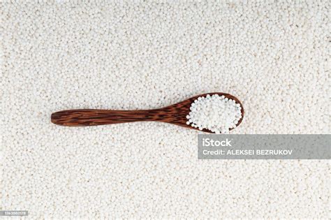 나무 숟가락 상단 보기에 사고 진주 또는 타피오카 진주 버블 티 보바 음료 및 다양한 다과 칵테일을위한 전분 공 갈색에 대한 스톡 사진 및 기타 이미지 Istock