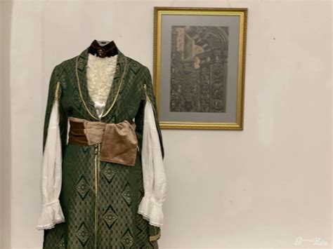 Київські студенти відтворили старовинне вбрання українських жінок та козацької старшини де