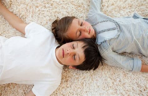 Hermanos Durmiendo En El Piso Foto Premium