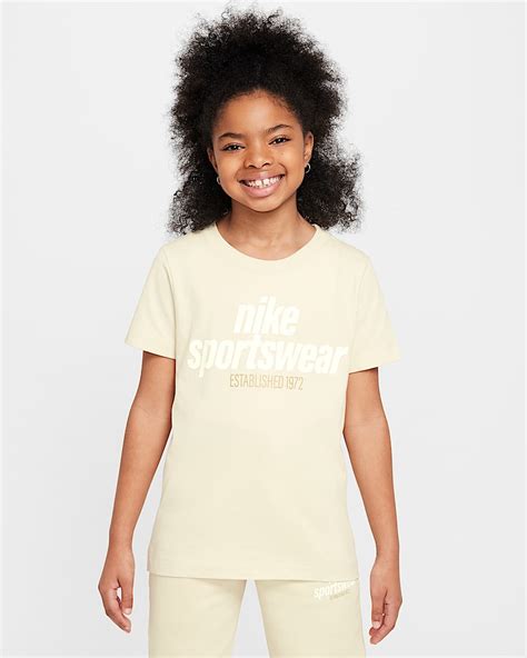 Nike Sportswear 大童 T 恤。nike Tw