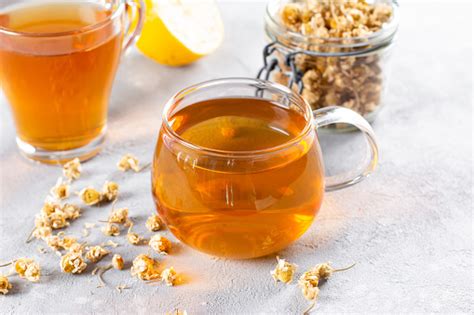 테이블에 카모마일 차 따뜻한 향기로운 음료와 투명 한 컵 카모마일에 대한 스톡 사진 및 기타 이미지 카모마일 Adaptogen 건강관리와 의술 Istock