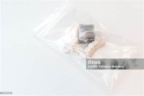 상자에 있는 치아 크라운 또는 치과 캡 플라스틱 패키지에 있는 임플란트 모델 치아 지지대 평면도 텍스트 공간 크라운 배달 브릿지 배치 평면 0명에 대한 스톡 사진 및 기타