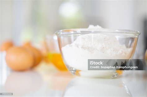 하얀 테이블과 주방 배경에 맛있는 수제 케이크를 위한 신선한 재료 케이크 밀가루 버터 계란을 만들기 위한 재료와 도구 0명에 대한 스톡 사진 및 기타 이미지 Istock