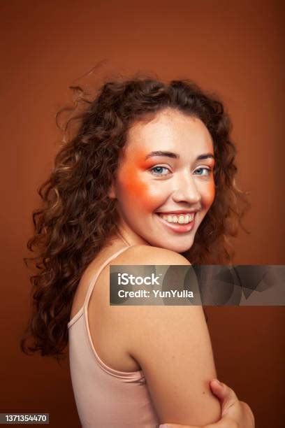 금발 곱슬 머리를 가진 젊은 예쁜 소녀 갈색 배경에 명랑 포즈 라이프 스타일 사람들 개념 귀여운에 대한 스톡 사진 및 기타 이미지 귀여운 긍정적인 감정 표현 러시아