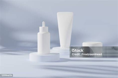 모의 드롭퍼 병 로션 튜브 및 화장품용 로션 튜브 및 크림 항아리 또는 중립 파란색 배경 광고 3d 일러스트 렌더 0명에 대한