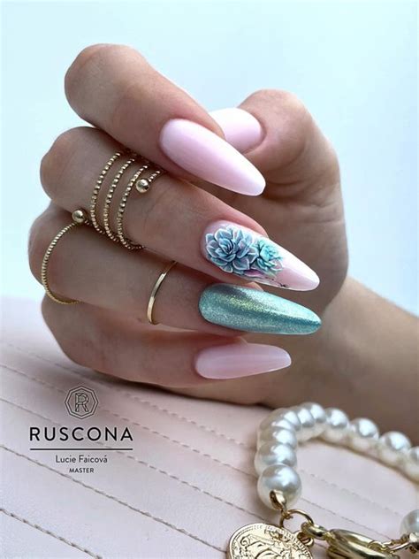 Блестящ летен маникюр синьо За Жената