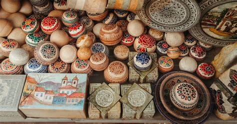 다양한 종류의 도자기로 가득 찬 선반 사진 Unsplash의 수세공 이미지