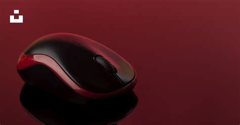 빨간색 표면에 빨간색과 검은색 컴퓨터 마우스 사진 Unsplash의 무료 컴퓨터 이미지