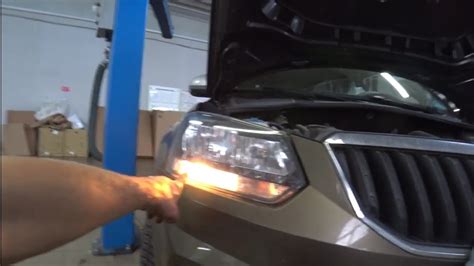 Skoda Yeti FL замена лампы дневного ходового огня и габаритного огня ...