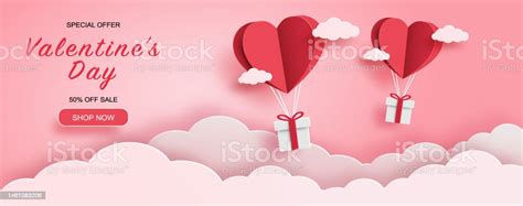 발렌타인 데이 세일 배경 하늘에 날아 다니는 종이 빨간 하트 풍선 선물 상자 종이 아트 스타일 벡터 일러스트 레이 션 밸런타인데이에 대한 스톡 벡터 아트 및 기타 이미지
