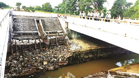 ဒုတိယဝန်ကြီး ဦးဝင်းဖေ ရန်ကုန် မန္တလေးအမြန်လမ်းမကြီးပေါ်ရှိ ကြတ်ချောင်းတံတား Toll Wall မ