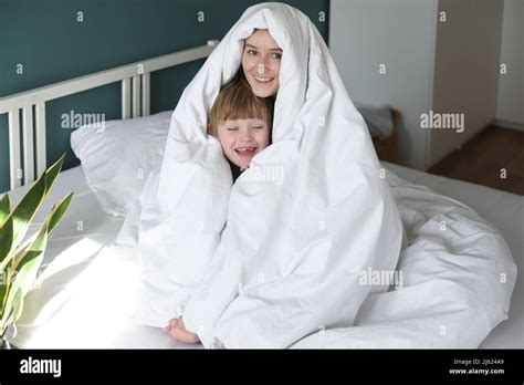 Fils Et M Re Au Lit Banque De Photographies Et Dimages Haute R Solution Alamy