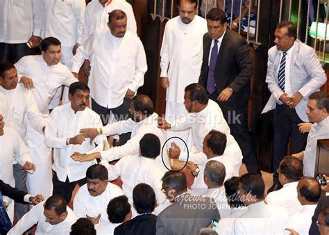 එජාප මන්ත්‍රී තෙවරප්පෙරුම පිහියක් රැගෙන පාර්ලිමේන්තුවේ කළ සෙල්ලම