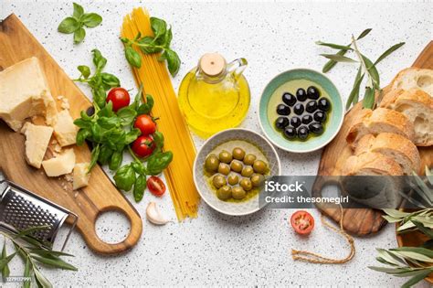 스파게티 치즈 파마산 잘 익은 올리브 시아바타 올리브 나무 잔가지와 흰색 소박한 배경에 간식 이탈리아 파스타 또는 지중해 건강 식사를 위한 재료 및 전채 최고 전망 강판에