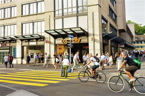 취리히에 벨 뷰 버스 정류장에서 자전거를 타고 하는 사람들 두발자전거에 대한 스톡 사진 및 기타 이미지 두발자전거 사람들 스위스 Istock