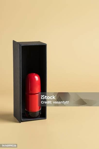 베이지 색 배경의 블랙 박스에 빨간색 무광택 매니큐어 클래식 매니큐어 색상 0명에 대한 스톡 사진 및 기타 이미지 0명 검은색 검은색 상자 용기 Istock