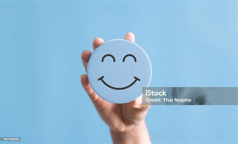 행복한 미소 얼굴 긍정적 인 생각 정신 건강 평가 좋은 피드백 평가 및 긍정적 인 고객 리뷰 경험 만족도 조사 치료 세계 정신