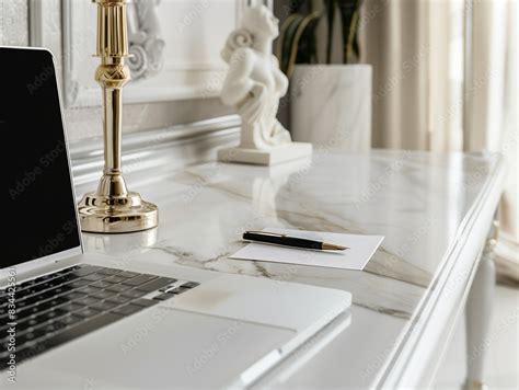 현대 패션 편집자 사무실 노트북과 펜이 있는 흰색 책상 밝은 은색과 베이지색 황동 대리석 늑골 클로즈업 디테일 그리스