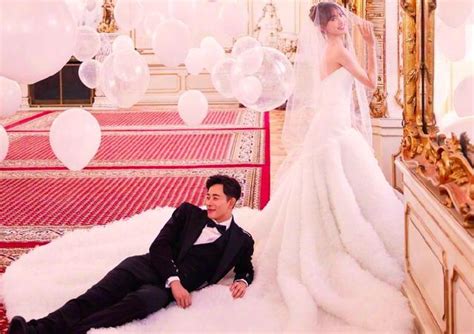 羅晉唐嫣婚禮現場，羅晉將唐嫣狠狠摟在懷裏，小夫妻幸福落淚 每日頭條