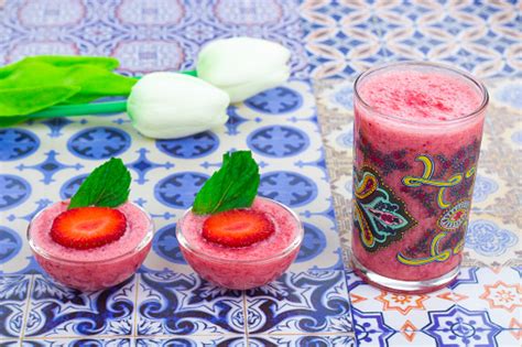 민트 딸기 주스 한 잔 동양 화려한 배경에 잎 꽃 민트 잎과 동양 화려한 배경에 딸기 주스 컵 0명에 대한 스톡 사진 및 기타