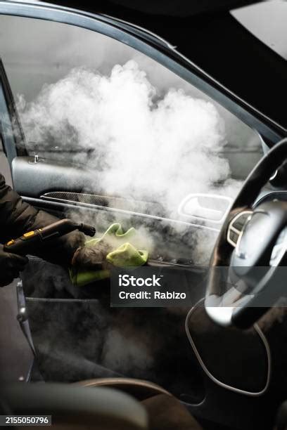 얼룩 제거 및 자동차 도어 소독 가죽 자동차 내부의 스팀 청소기로 청소 및 소독합니다 가죽에 대한 스톡 사진 및 기타 이미지 가죽 건조한 고무 장갑 Istock