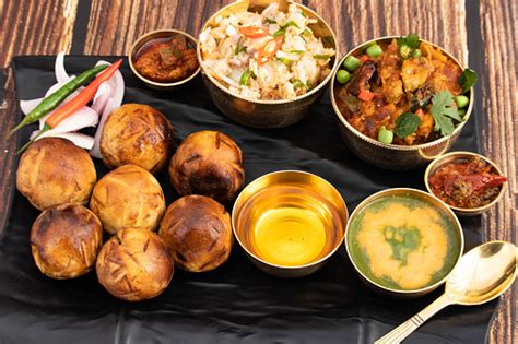 비하르 자르칸드와 우타르 프라데시의 지역 음식 라티 초카 리티 박제 와 차나 사투 제공 Alu 또는 Aloo Baingan Bharta 데시 기 레순 Adrakh